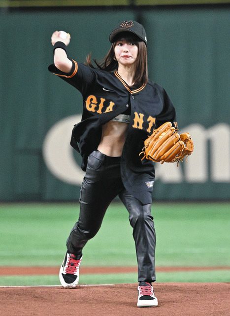 狙い通りヘソ出しルックで山本舞香が始球式 ノーバン投球に大きな拍手巨人中日スポーツ東京中日スポーツ