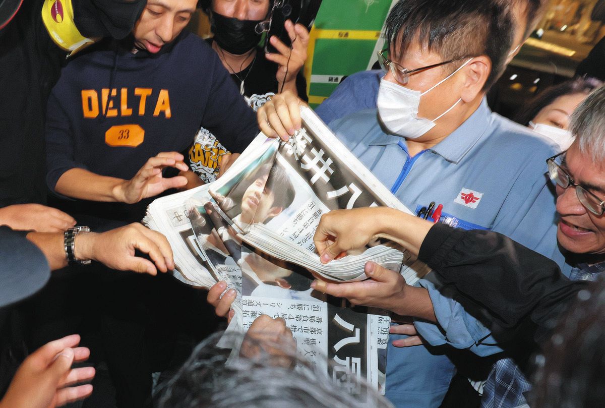 藤井聡太八冠誕生で本紙が号外配布 名古屋駅前や名鉄尾張瀬戸駅前中日新聞Web