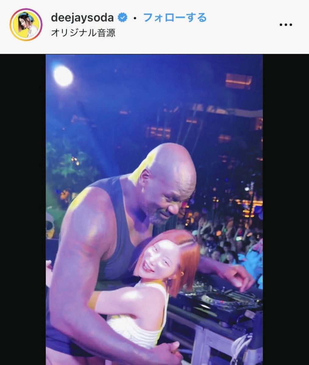 DJ SODAとNBAレジェンドのハグ【写真】：中日スポーツ・東京中日スポーツ