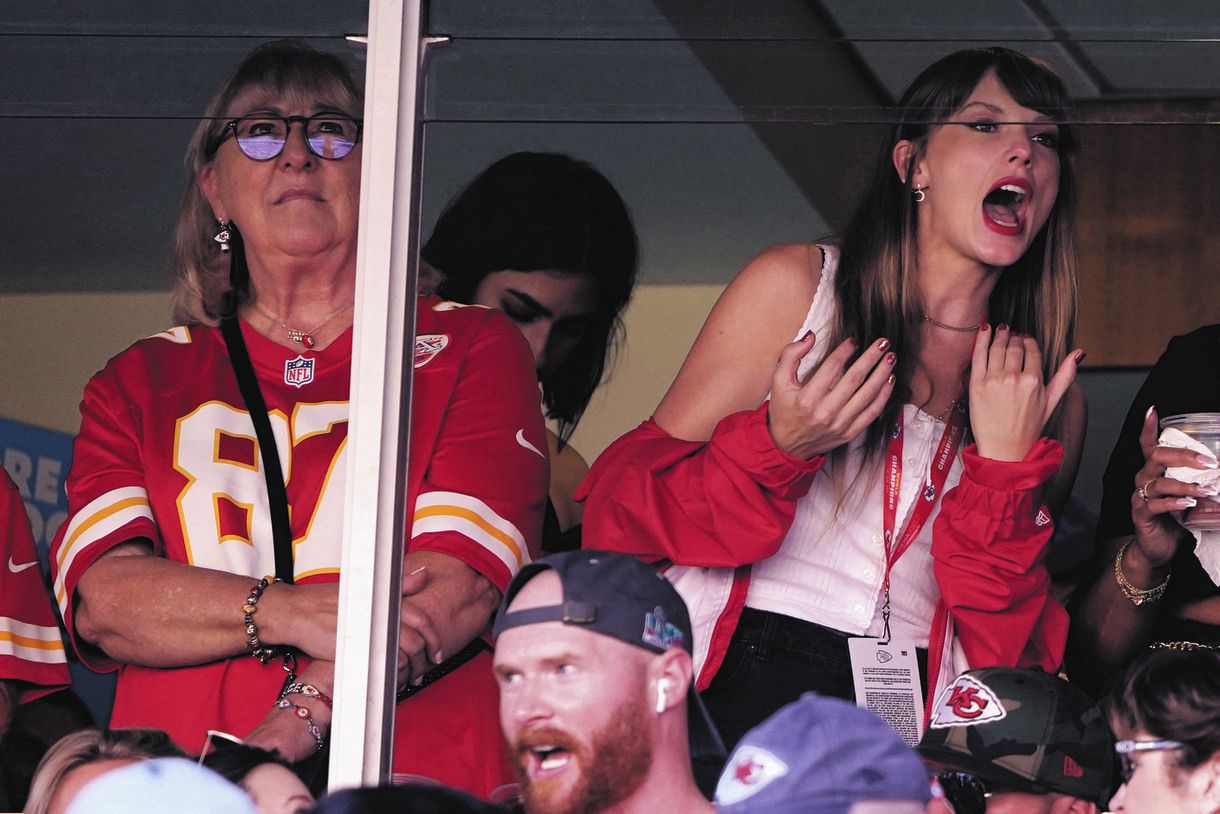 テイラー・スウィフト、新恋人の母親とNFL観戦【写真】：中日スポーツ・東京中日スポーツ