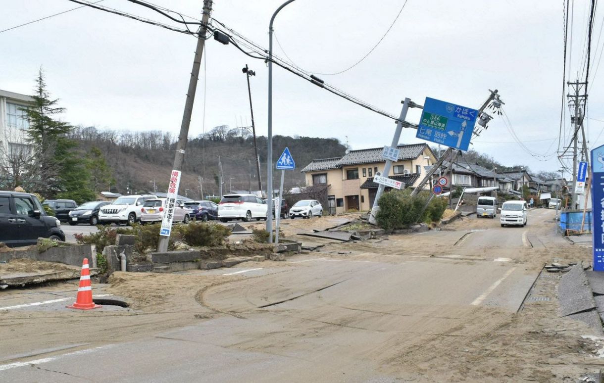 【能登半島地震・内灘町ルポ】液状化で隆起する道路「車が出せない」：北陸中日新聞Web