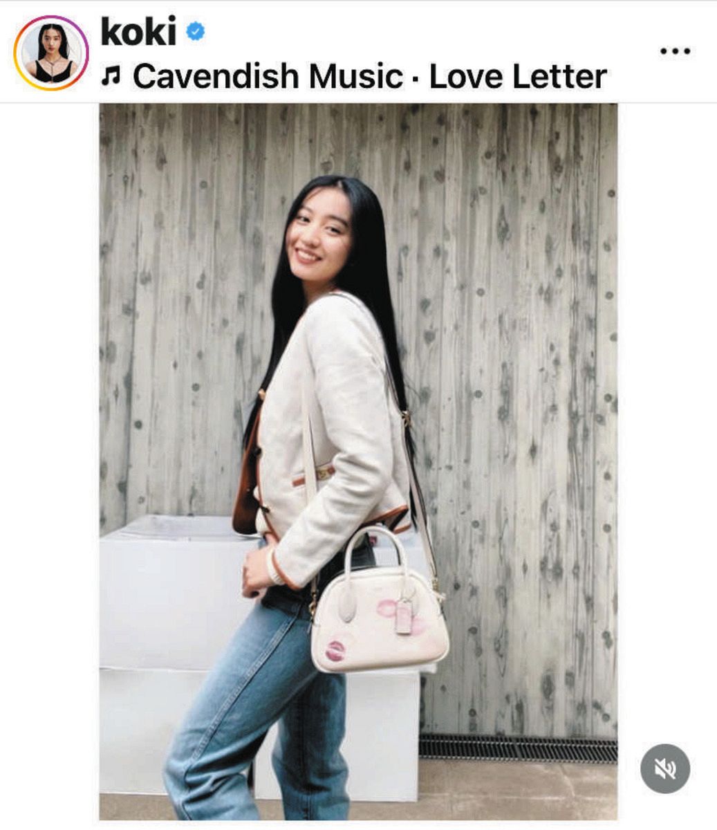 Koki，『コーチ』のコーデでほほ笑む【写真】：中日スポーツ・東京中日スポーツ