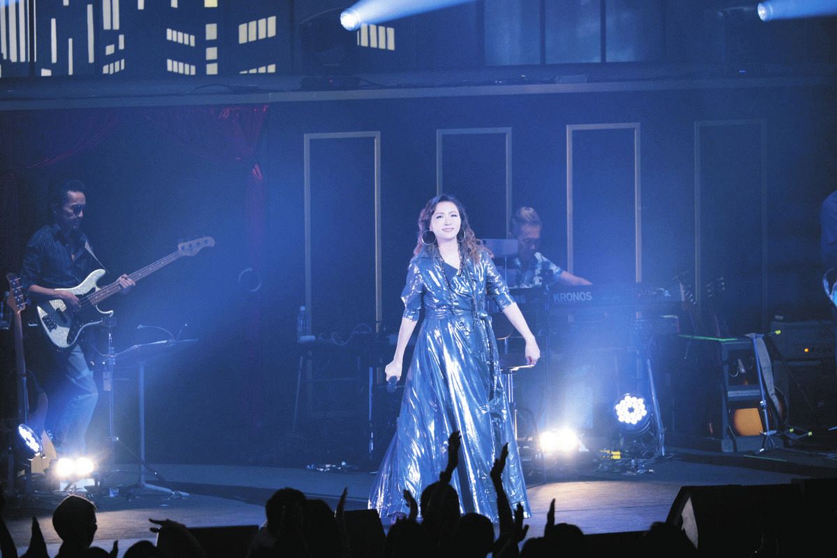杏里 全国ツアー「TIMELY!!」東京公演で「オリビアを聴きながら」など全22曲を熱唱 角松敏生のサプライズ登場でデュエットも披露：中日 ...