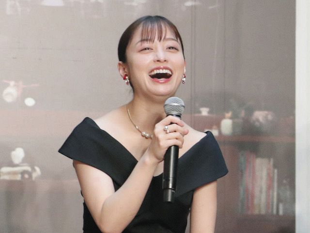 橋本環奈が大胆な黒ドレスで登場「エロイムエッサイム」映画「禁じられた遊び」舞台あいさつ:中日スポーツ・東京中日スポーツ