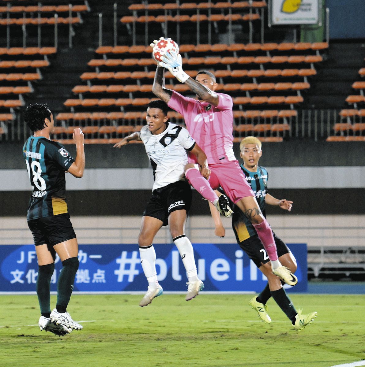 「めっちゃ止めるな」J3相模原・GKバウマンの好セーブがネットで話題に「敗れたとしても今日のMOM」「争奪戦ありますよ…！」：中日スポーツ・東京中日スポーツ