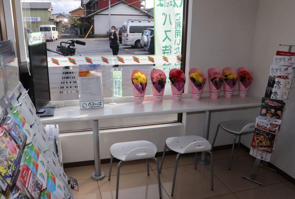 Gifu City Installs Bus Waiting Spaces in Convenience Stores：中日新聞Web