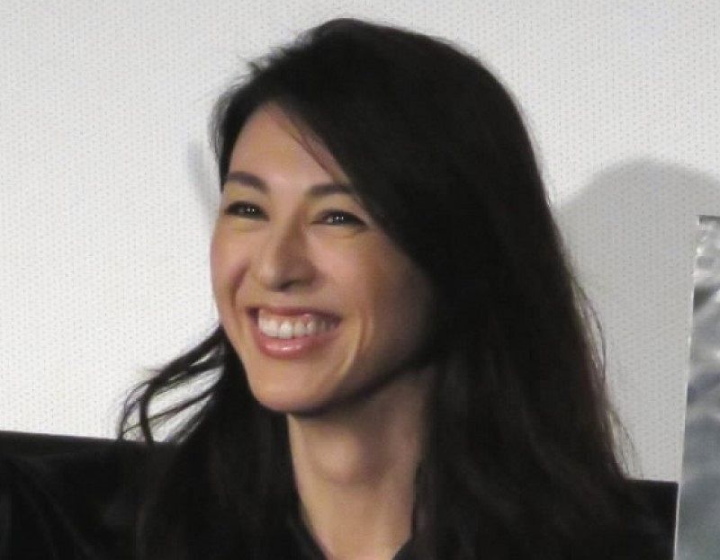 パリ在住の元TBSアナ雨宮塔子 白のノースリーブとデニムコーデで“花の都ショット”…クボジュンも反応：中日スポーツ・東京中日スポーツ