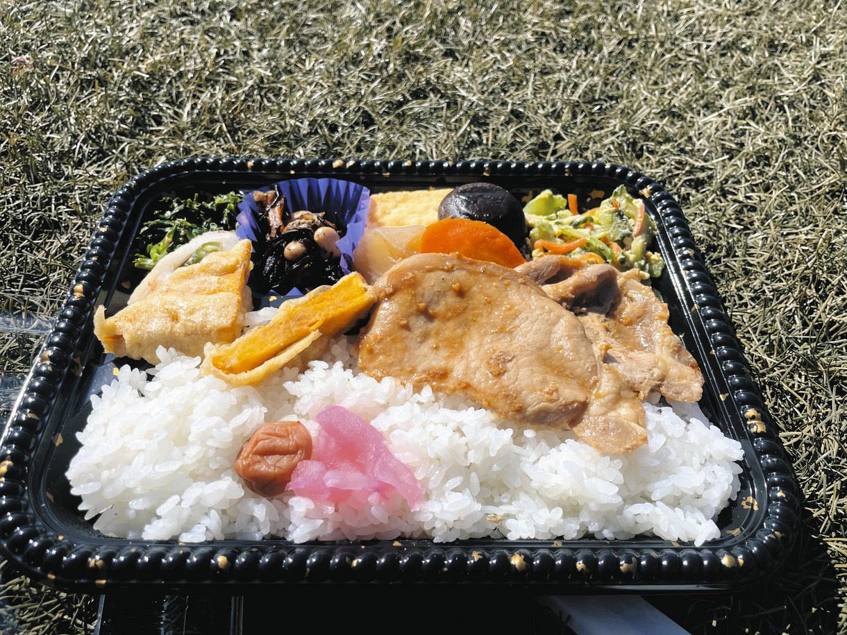 松本剛、報道陣にお弁当の差し入れ【写真】：中日スポーツ・東京中日スポーツ