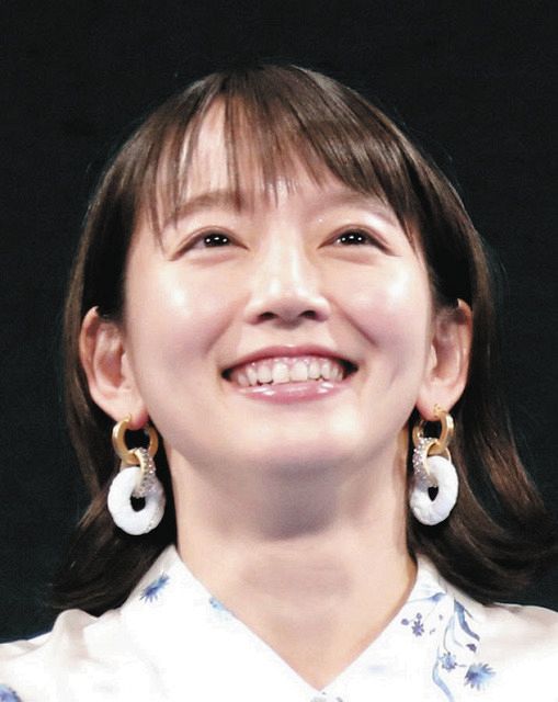 吉岡里帆の背中出し大胆ショット投稿にコメント殺到「背中がセクシーです」「肩甲骨が美」:中日スポーツ・東京中日スポーツ