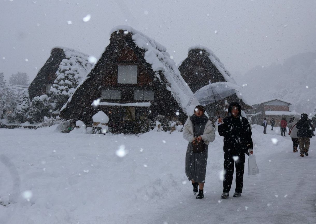 Heavy Snowfall in Shirakawa Village, Gifu Prefecture and Other Areas：中日 ...
