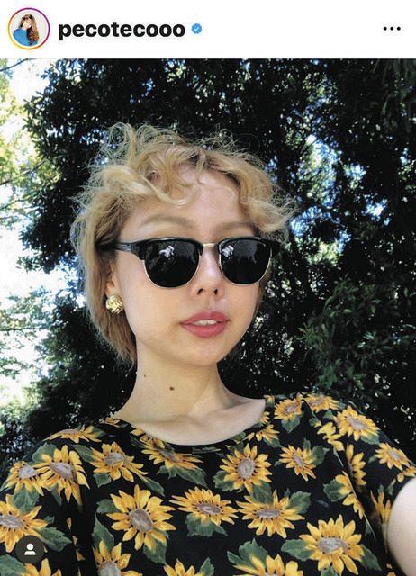 【写真】サングラスに映る愛犬・アリソンと散歩するpeco（ぺこ）：中日スポーツ・東京中日スポーツ