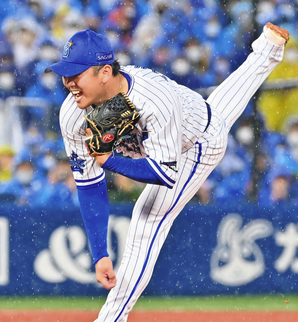 DeNAの守護神・山崎康晃が雨の中の力投3人斬り【CSファーストステージ】：中日スポーツ・東京中日スポーツ