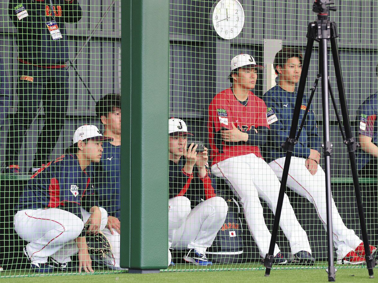 【侍ジャパン】佐々木朗希がダルビッシュの投球をスマホで撮影「本当にすごいボール」:中日スポーツ・東京中日スポーツ