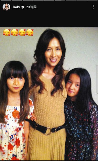 【写真】幼少期のKoki，Cocomi、母・工藤静香と：中日スポーツ・東京中日スポーツ