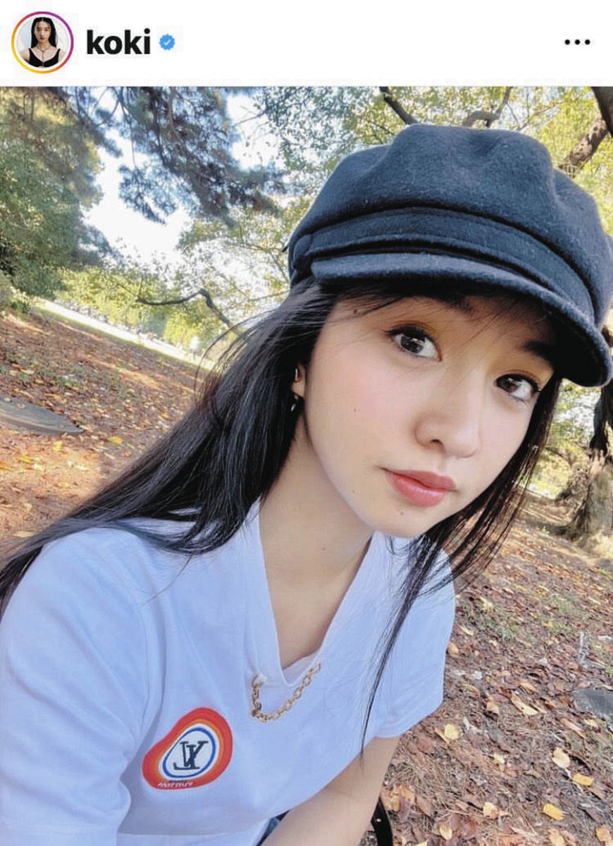 Koki，秋晴れの公園でヴィトンTシャツコーデ【写真】：中日スポーツ・東京中日スポーツ