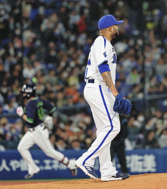 【DeNA】エスコバーが背信投球で降板 イニング完了できず3失点で防御率12・71に悪化：中日スポーツ・東京中日スポーツ