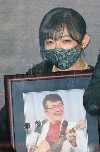 仲本工事さん葬儀、告別式で最後のお別れ…妻の純歌は遺影抱き斎場を後に 加藤茶、高木ブーらが参列：中日スポーツ・東京中日スポーツ