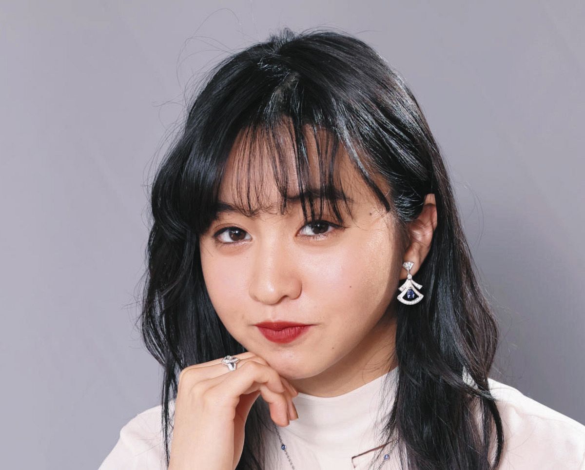 Koki，深紅の『シルクトップ』ショット公開、透け感ある白のルームウエアに”大人の表情”：中日スポーツ・東京中日スポーツ