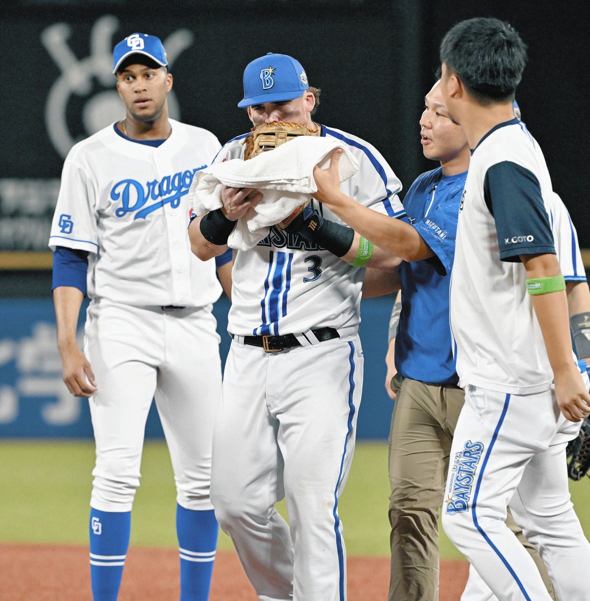 DeNA・オースティン、打球を顔面に受けて流血退場【オールスター】：中日スポーツ・東京中日スポーツ