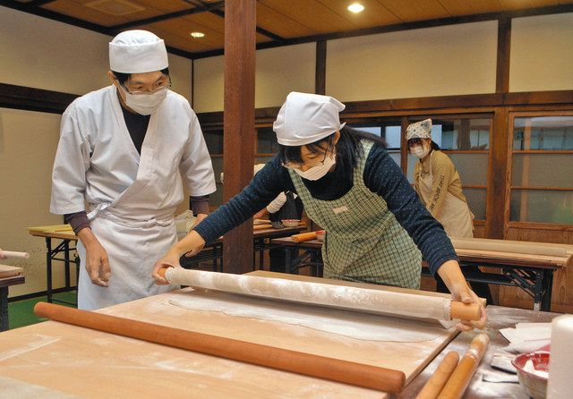 信州大生がそば職人に“弟子入り” 29日からの伊那・新そば祭りで出店:中日新聞web