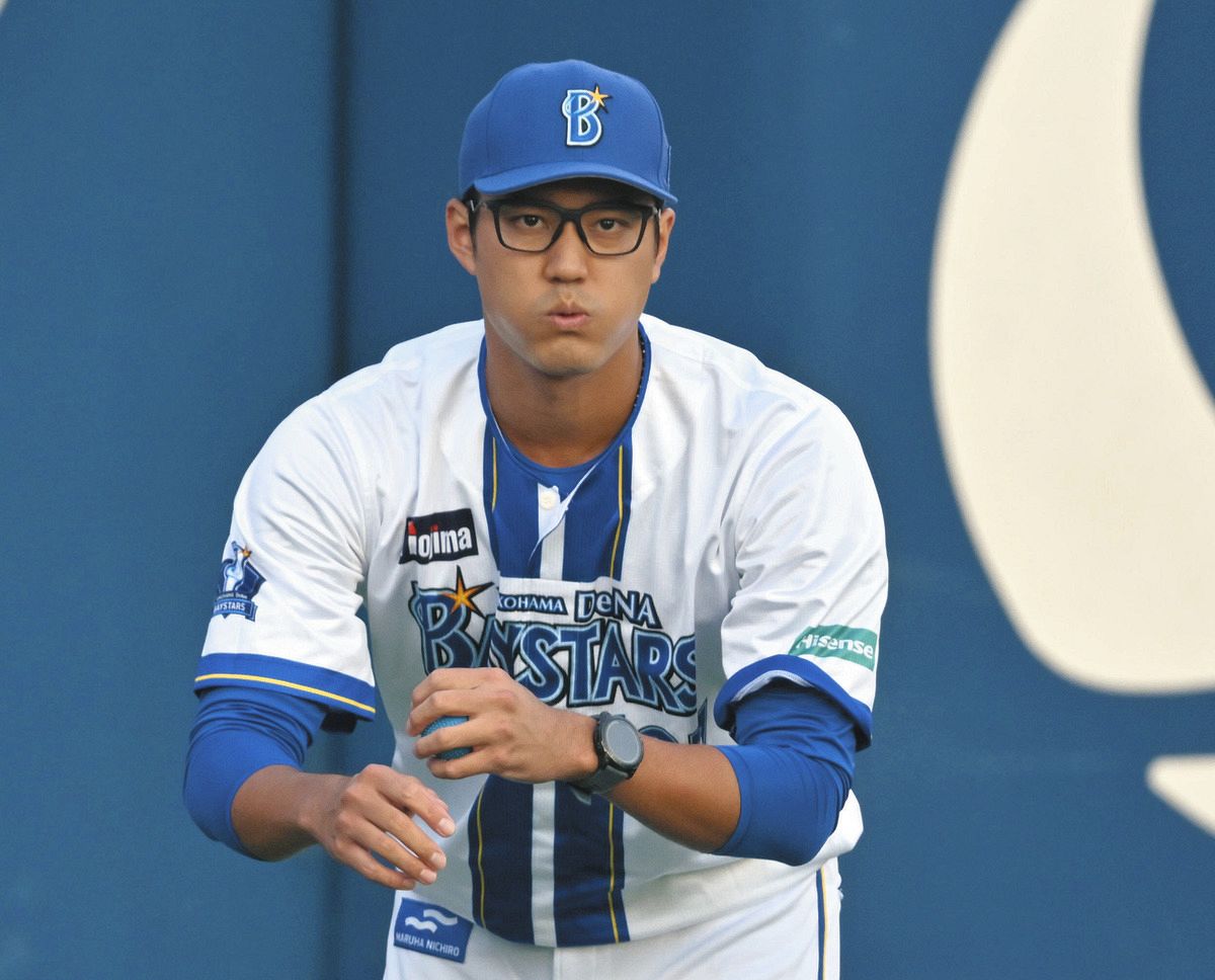 まるでチャーリー・シーン！？ 試合前、黒縁メガネでウオームアップするDeNA・藤浪【写真】：中日スポーツ・東京中日スポーツ