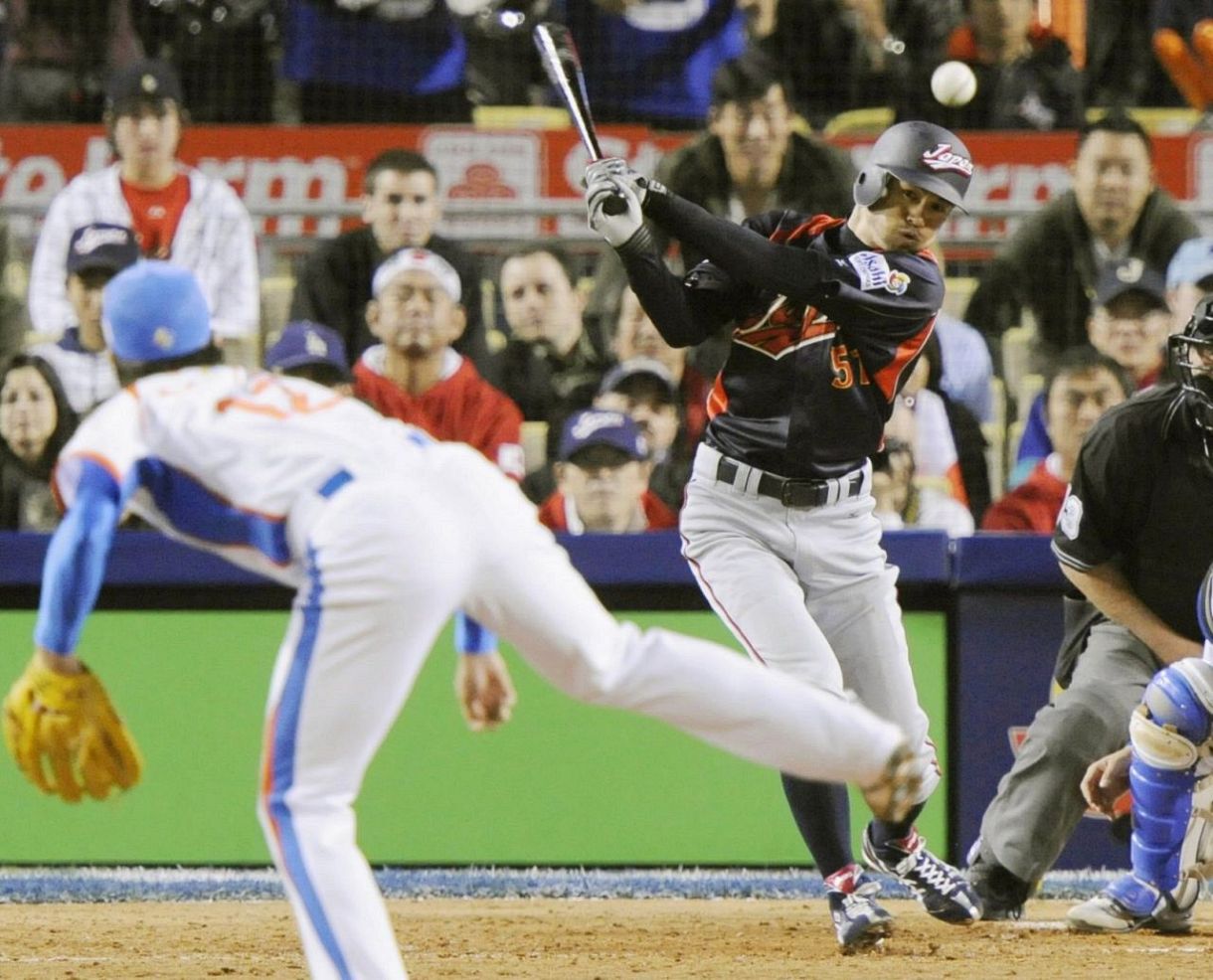 【第2回WBC決勝日韓戦】勝ち越し打を放つイチローさんと、連覇を決めた瞬間のダルビッシュ【写真】：中日スポーツ・東京中日スポーツ