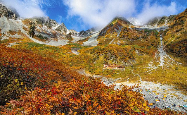 穂高連峰の岩壁彩る紅葉見ごろ 北アルプス・涸沢：中日新聞Web