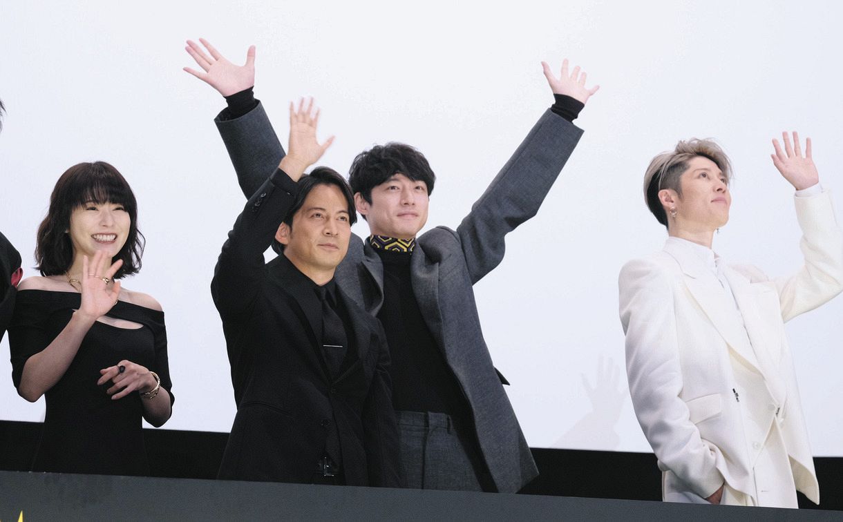 岡田准一が映画「ヘルドッグス」公開御礼舞台あいさつ「デートで来るんじゃねーぞ」:中日スポーツ・東京中日スポーツ