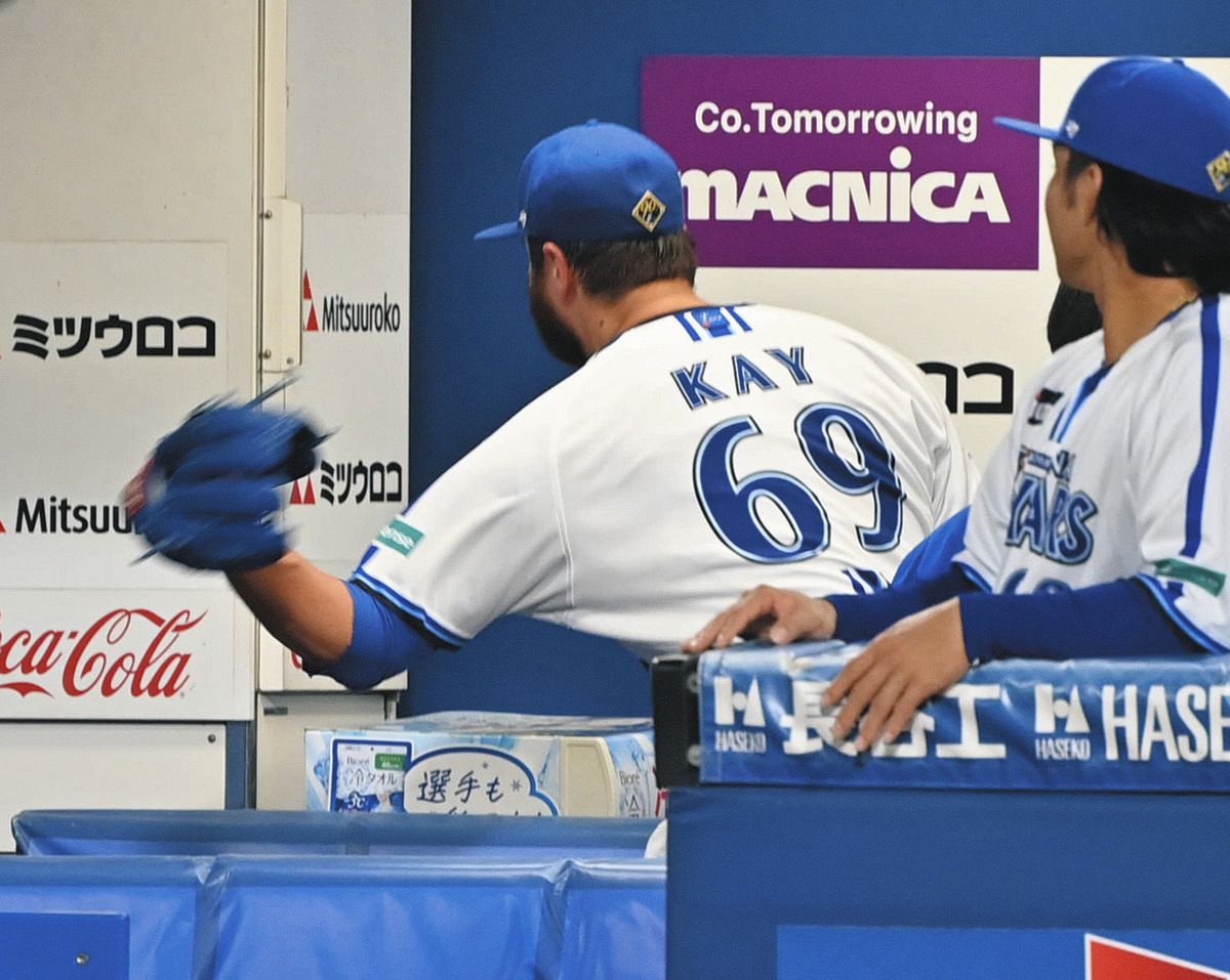 DeNA・ケイ、グラブたたきつけ悔しがる【写真】：中日スポーツ・東京中日スポーツ