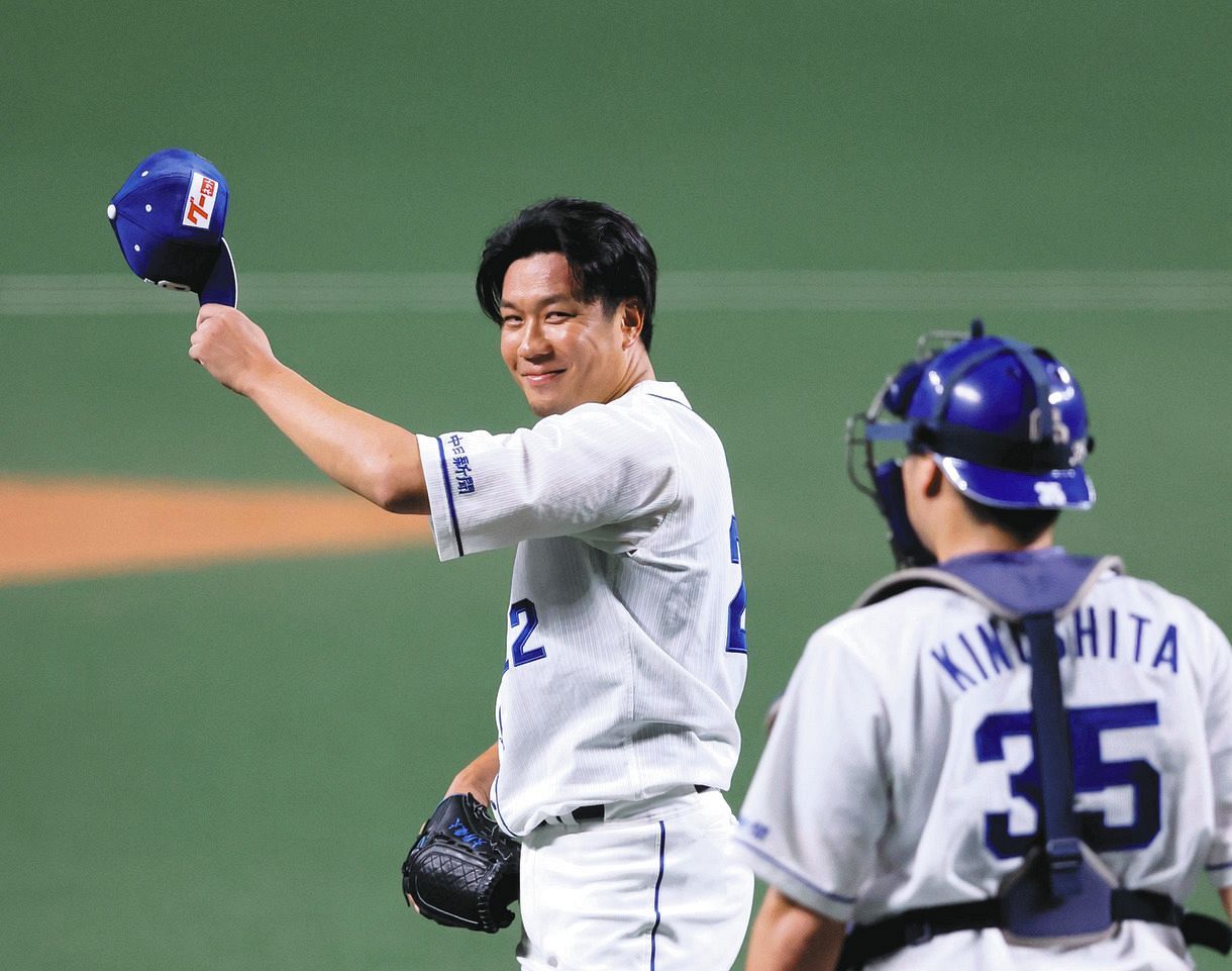 広島を完封し５試合連続完投勝利、マウンドで帽子を取りナインを迎える大野雄。捕手木下拓
