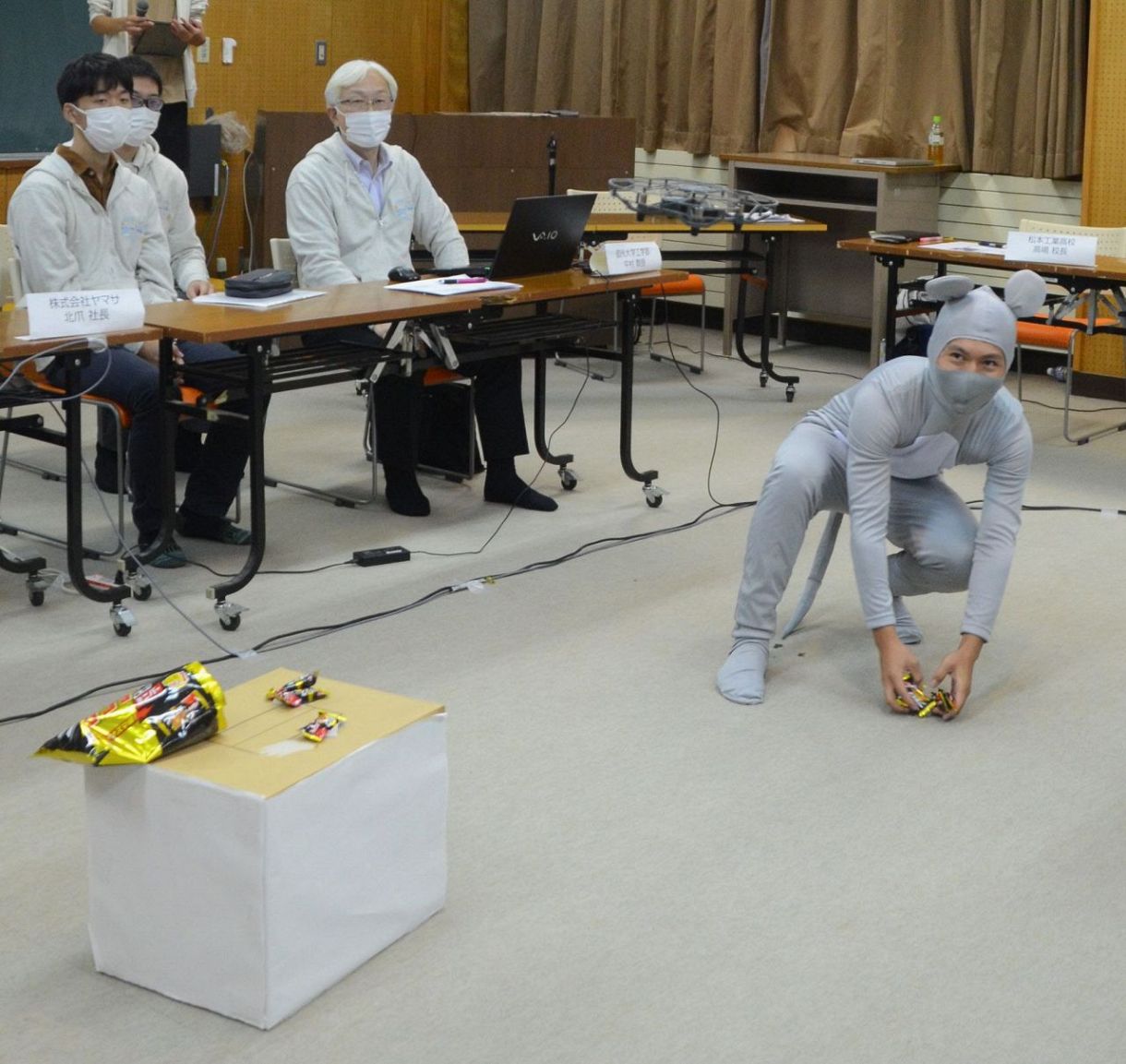 Drones repel rats in warehouses：中日新聞Web