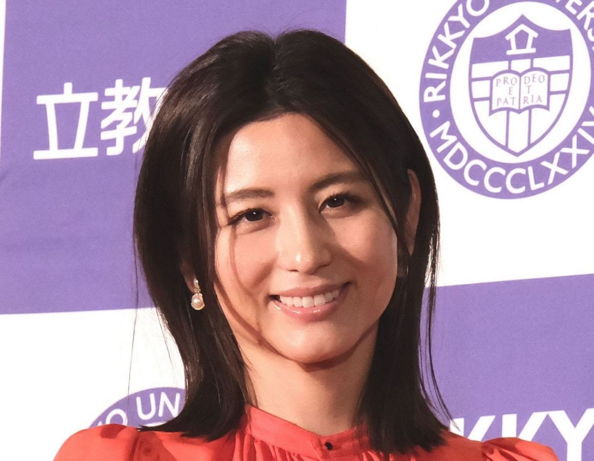 39歳女性フリーアナ『世界一幸せな動物』とのツーショット「癒される」「似てますね」「天使が2匹」：中日スポーツ・東京中日スポーツ