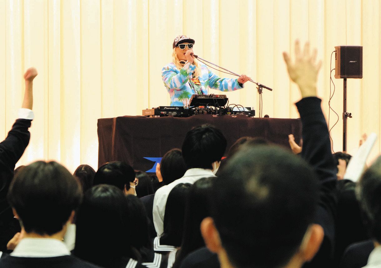 DJ KOOがサプライズで卒業生祝う、「avex class」で熱弁「自分の才能や夢を信じる力」：中日スポーツ・東京中日スポーツ