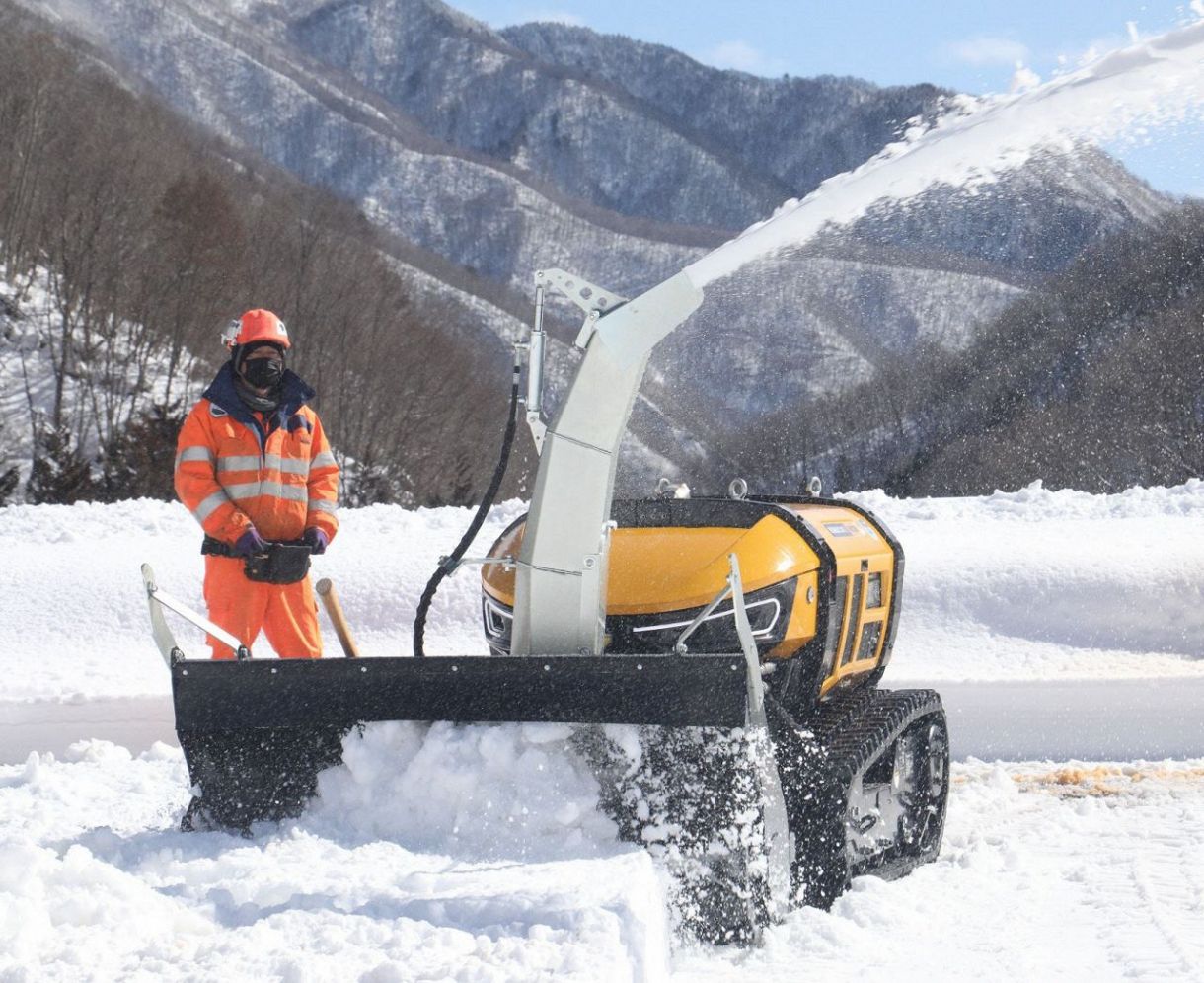 Demonstration Experiment Aims to Save Labor in Snow Removal：中日新聞Web