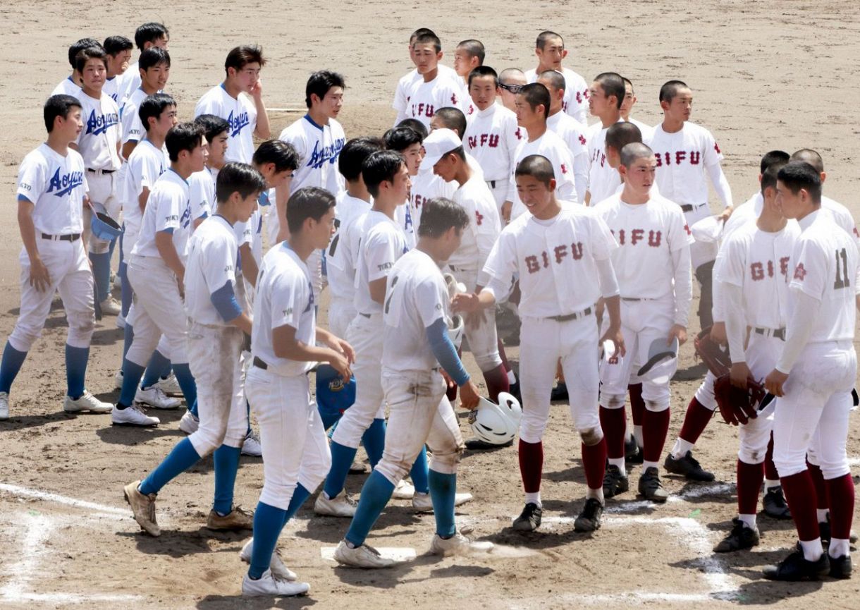 Japan's oldest high school baseball teams played against each other：中日新聞Web