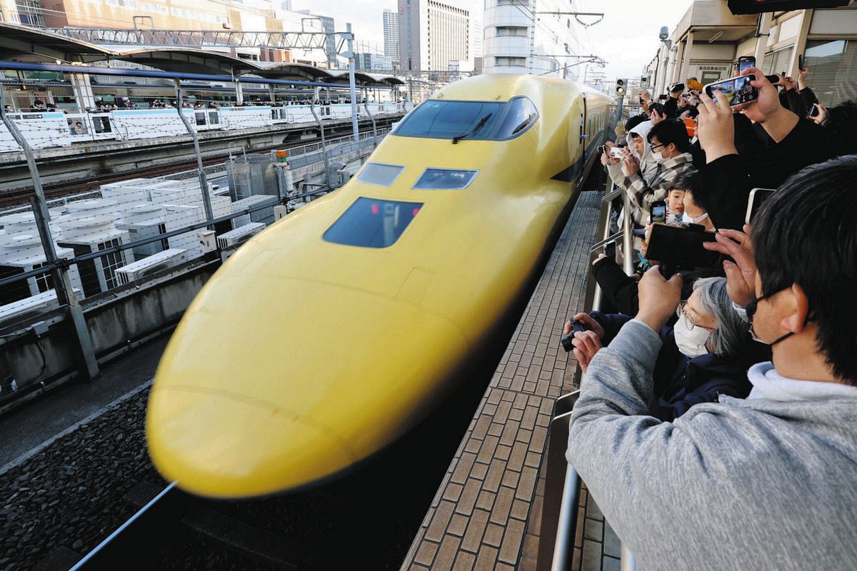 【動画】ドクターイエローがラストラン「かっこよく走る姿を忘れない」駅や沿線でファン見届け：中日新聞Web