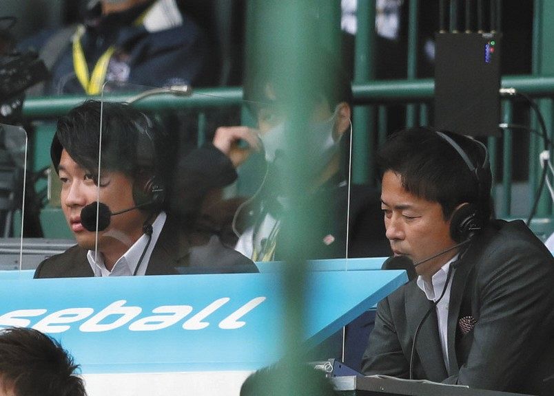 阪神―巨人戦の解説をする大野雄（中）。右は赤星憲広さん