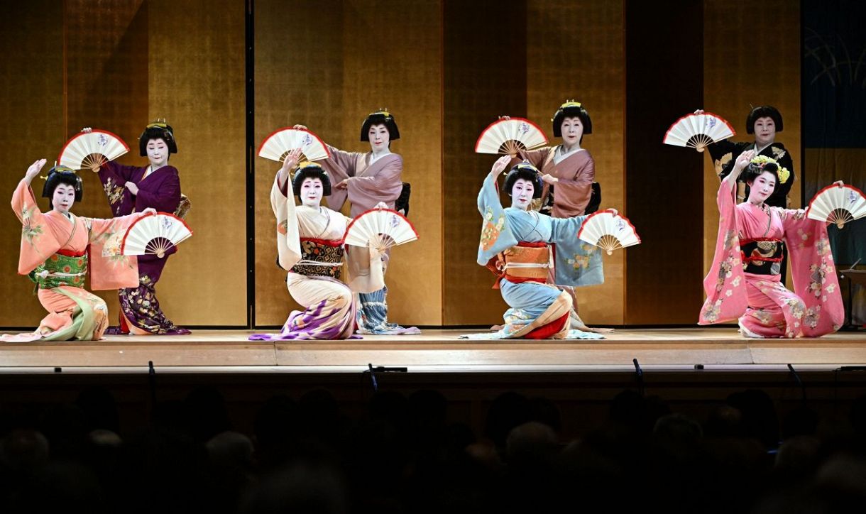 Geigi from all over Japan performed Japanese dance：中日新聞Web