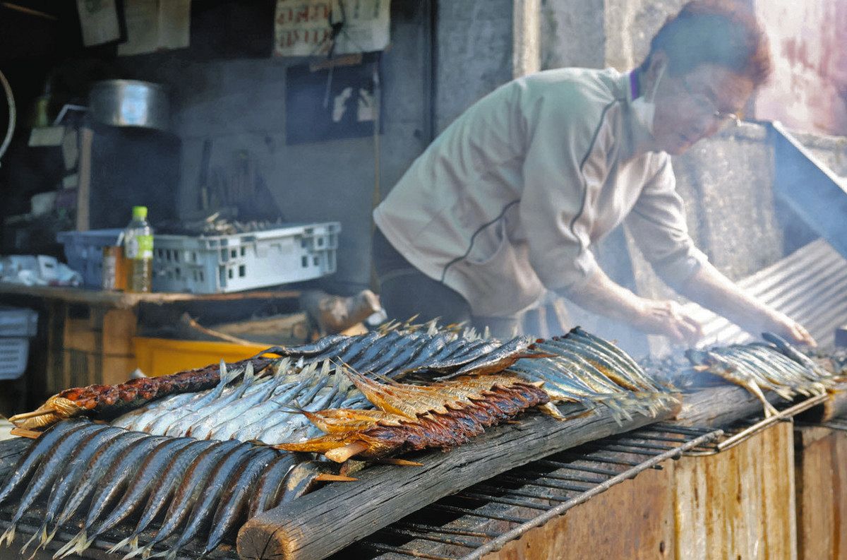魚いぶして煙もくもく 尾鷲・梶賀で郷土食「あぶり」生産ピーク：中日新聞Web