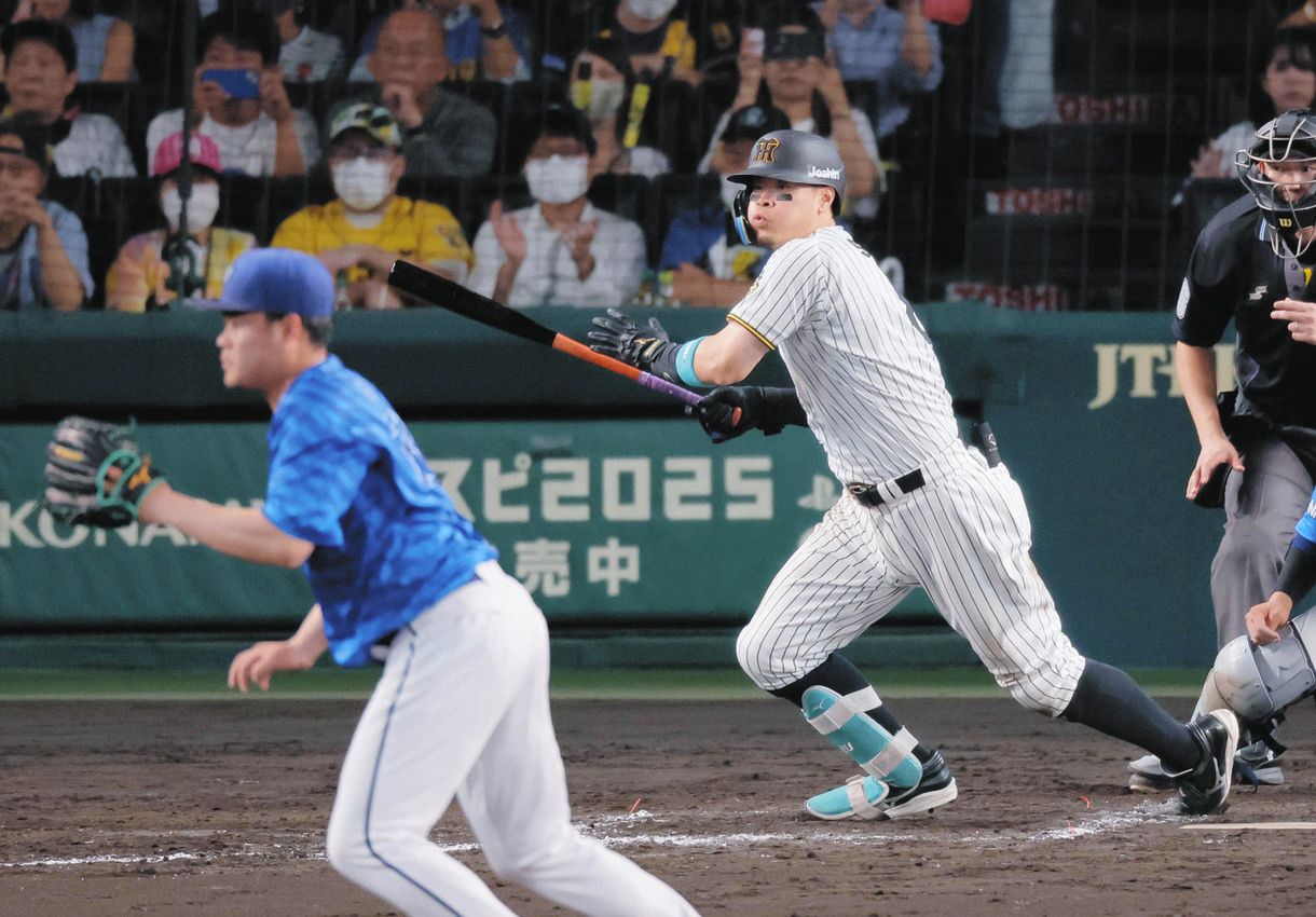 阪神・佐藤輝明、8回に起死回生の同点打 1死一、二塁から初球を右前へ 甲子園のボルテージは最高潮に【セCSファイナルS第2戦】：中日スポーツ・東京中日スポーツ