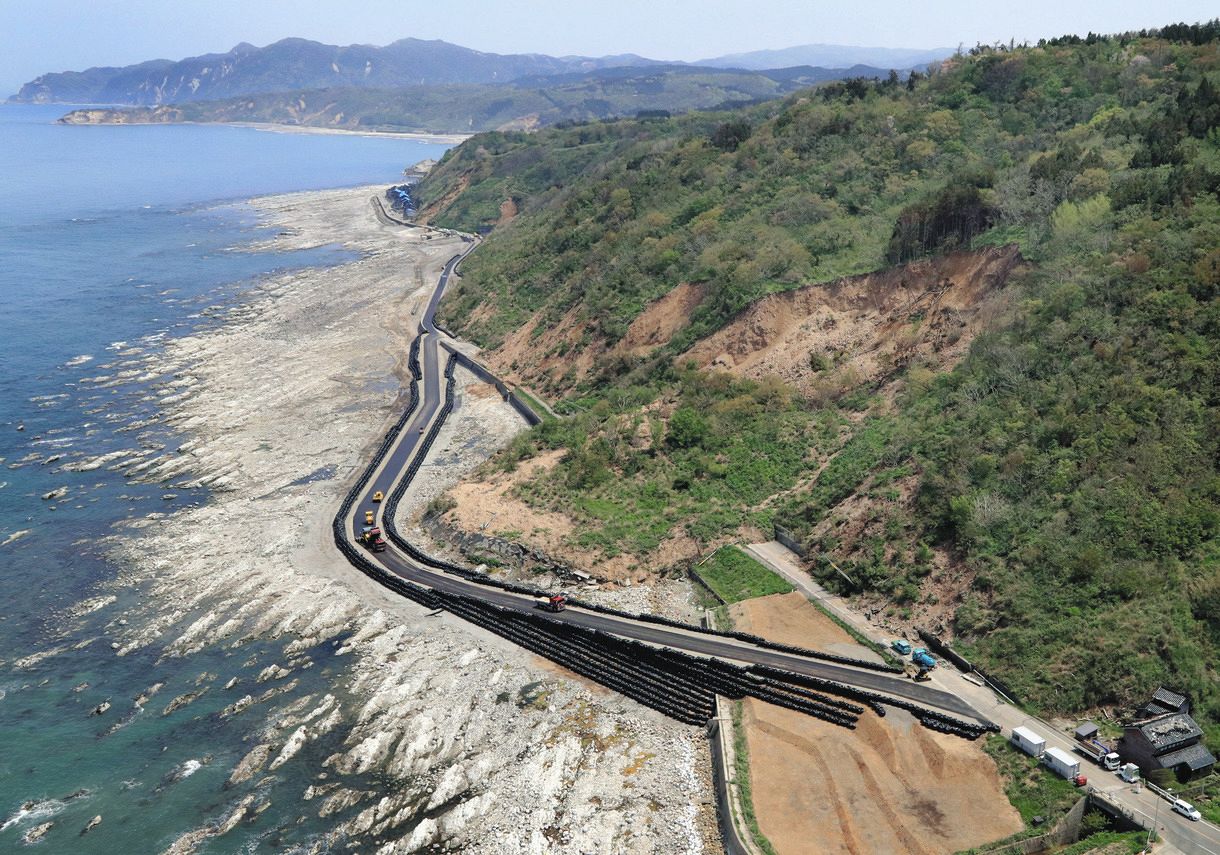 能登半島地震で寸断した国道249号の迂回路開通 隆起した海岸に応急造成：中日新聞Web