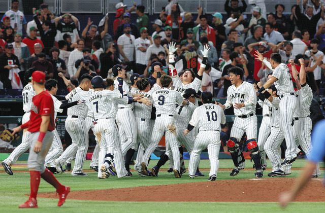 村上宗隆、歓喜のウォータシャワーに「ちょっと寒いです。着替えたいです（笑）」【WBC準決勝】：中日スポーツ・東京中日スポーツ