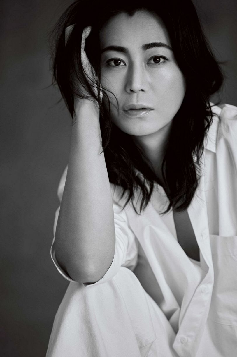 優美な氷川きよし、黒と白の2色のジャケットをシックに着こなすカット ベストアルバム「氷川きよしベスト」新ビジュアル解禁:中日スポーツ・東京中日スポーツ