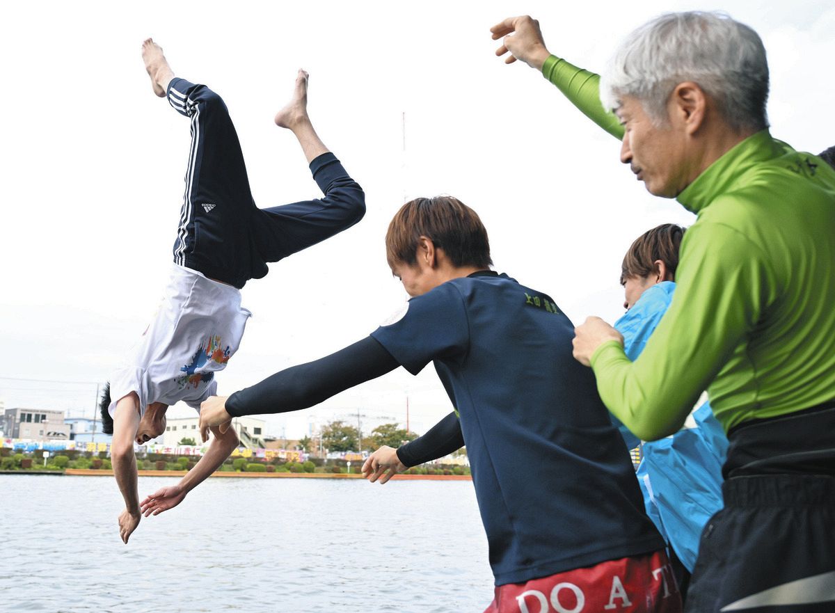 井上忠政が豪快にまくって待望SG初勝利 水面に歓喜のダイブ【戸田ボート「ボートレースダービー」】：中日スポーツ・東京中日スポーツ