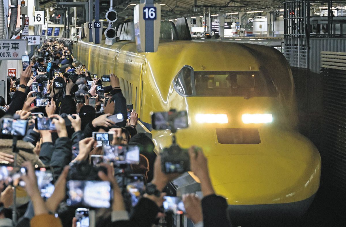 【動画】ドクターイエローがラストラン「かっこよく走る姿を忘れない」駅や沿線でファン見届け：中日新聞Web