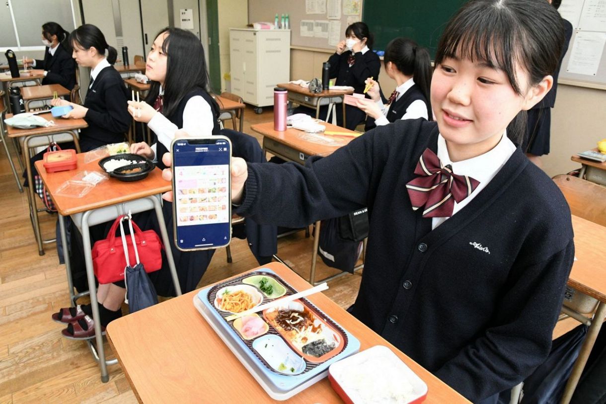 High School Students Order Lunch Delivery on LINE：中日新聞Web