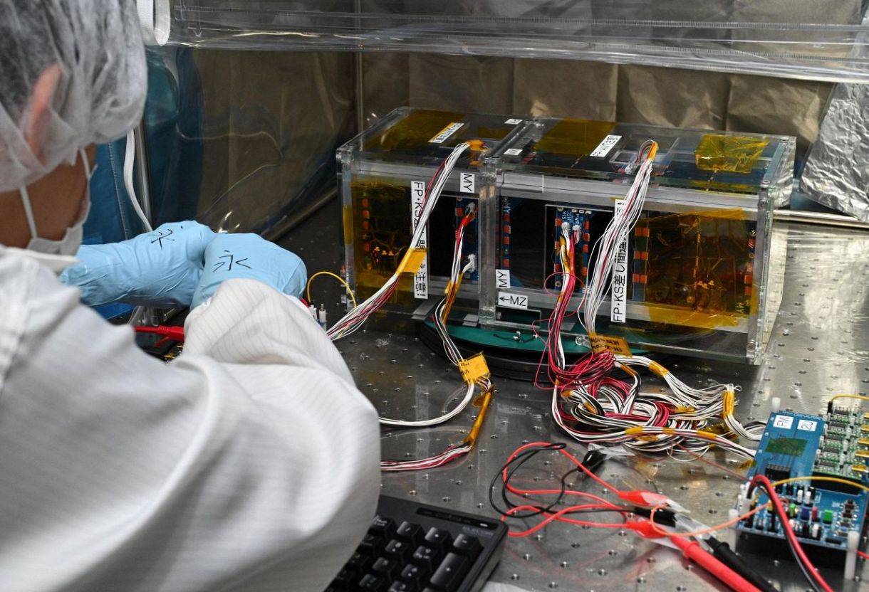 Satellite that controls orbit without using engines developed：中日新聞Web