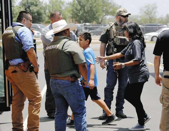 米テキサスの小学校で乱射、21人死亡 容疑の18歳高校生射殺:中日新聞web