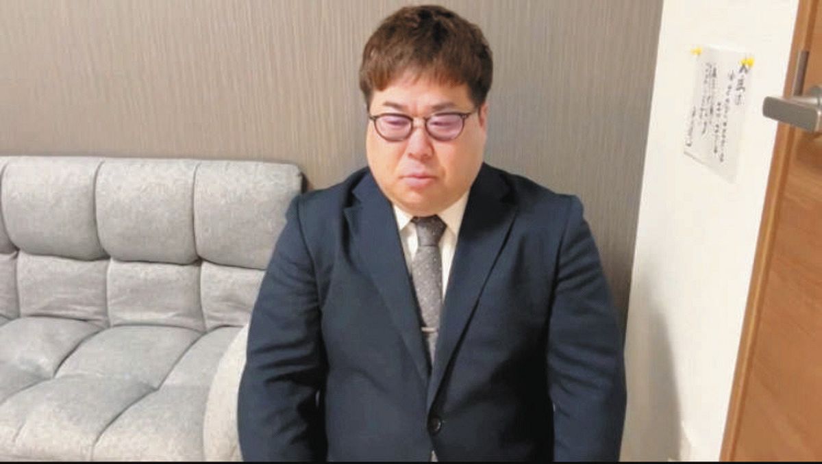 元プラス・マイナス岩橋良昌、スーツ姿で謝罪【写真】:中日スポーツ・東京中日スポーツ