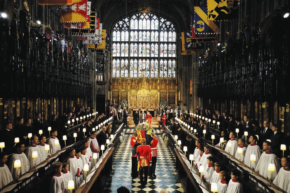 【写真】ウィンザー城にある聖ジョージ礼拝堂に到着したエリザベス英女王のひつぎ：中日スポーツ・東京中日スポーツ